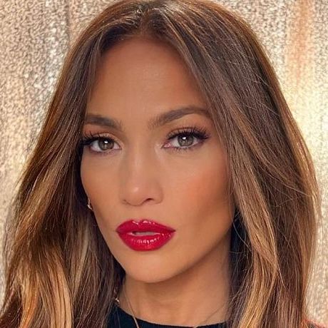 The Zoe Report: J.Lo Just Nailed The #1 Color Trend For 2022 With This ...