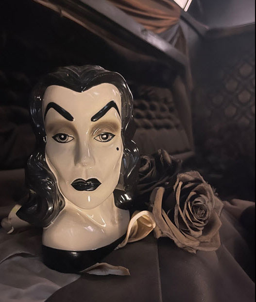 Monsters in Motion: Vampira, Blond Girl Model Kits, Hammer Van Helsing ...