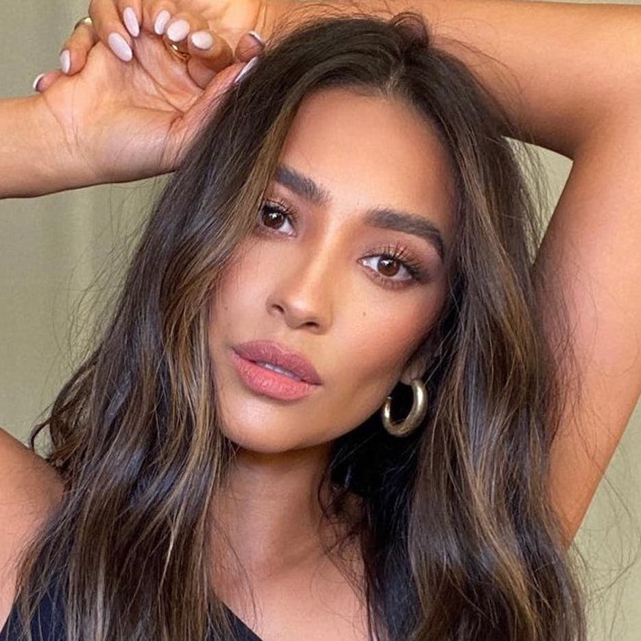 The Zoe Report: This Universally Flattering Lipstick Color Is Summers ...