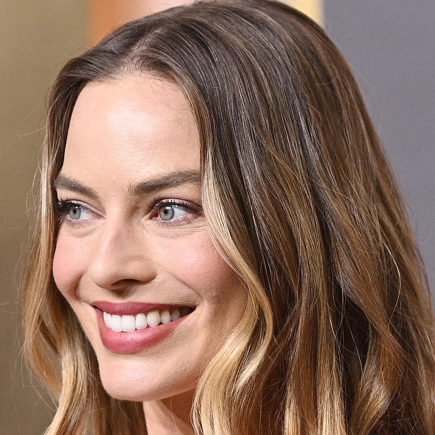 The Zoe Report: Margot Robbie Shut Down The Golden Globes Red Carpet In ... The Zoe Report: Margot Robbie Shut Down The Golden Globes Red Carpet In ...