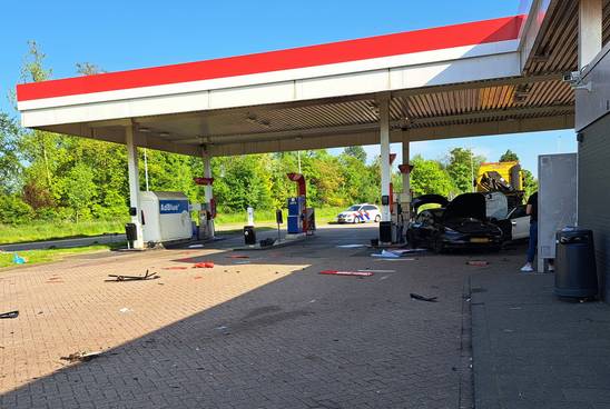 College Scorecard: Auto raakt na botsing pomp van tankstation aan A2 ...